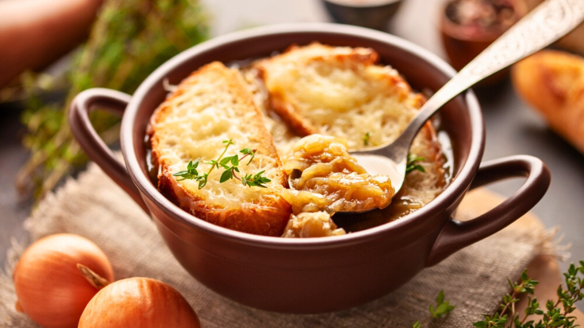 Receta clásica de sopa de cebolla: un plato francés que encanta