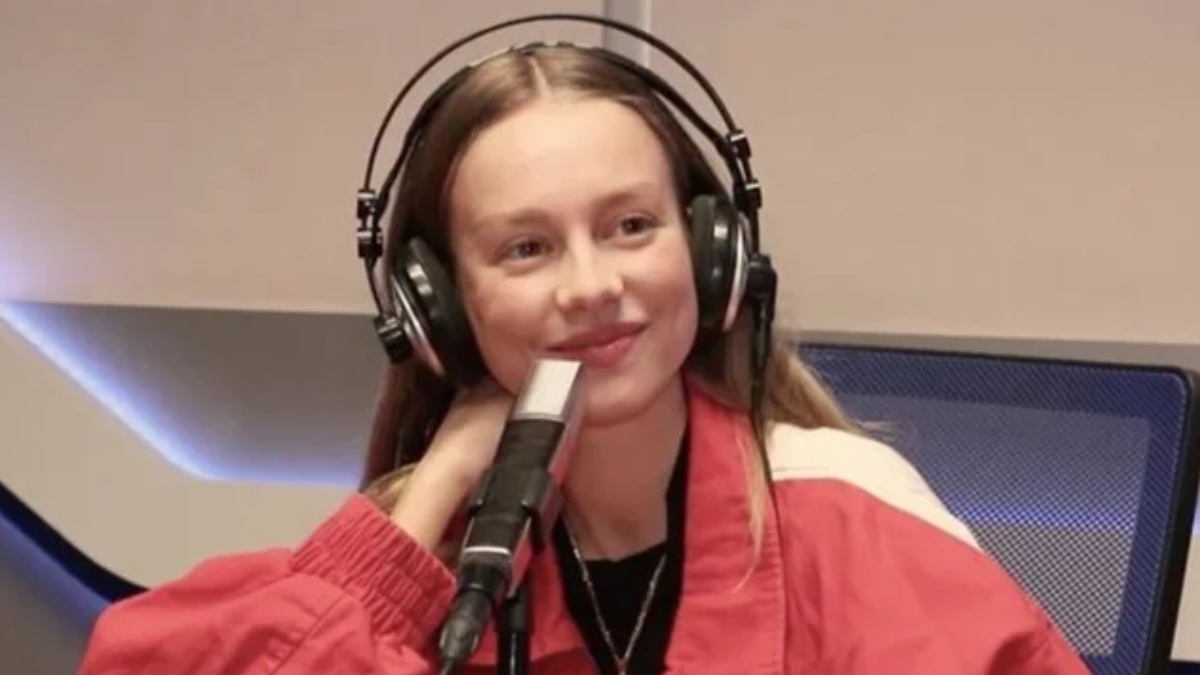 De qué música se hizo fanática Ester Expósito desde que se puso de novia