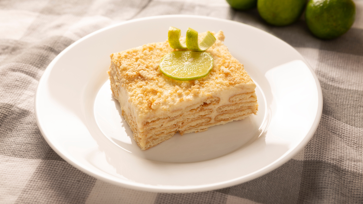 Carlota de limón en 10 minutos: la receta del postre fresco que siempre ...