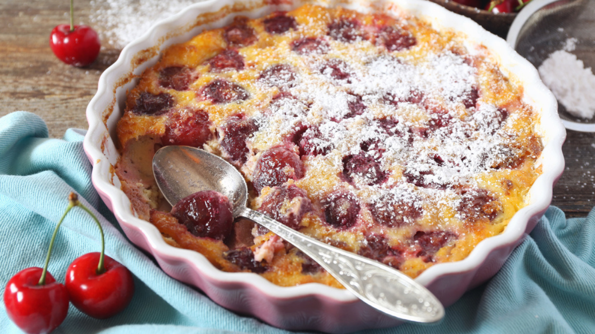 Clafoutis de cerezas casero: delicioso y sencillo postre francés