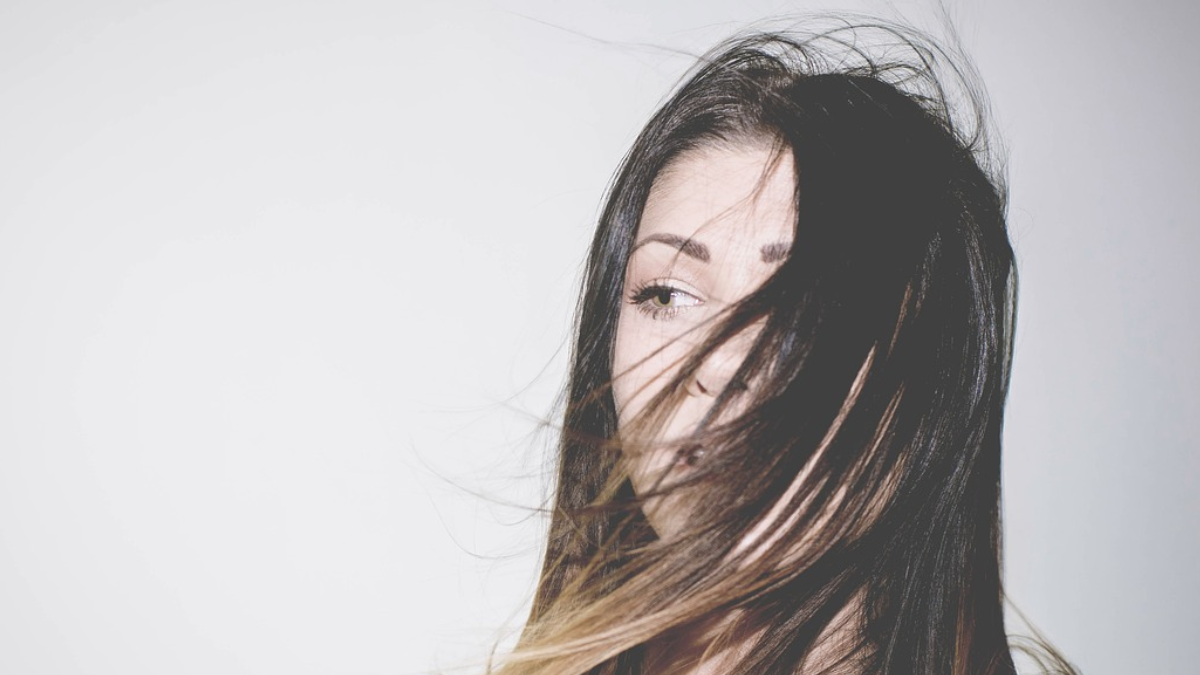 Aprende a iluminar tu color castaño con estos increíbles tips de peluquería