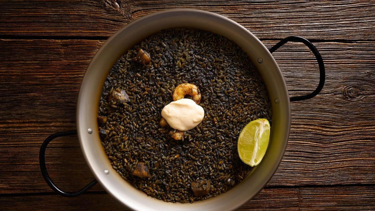 Prepara un arroz negro valenciano y sorprende a todos ¡Anímate!