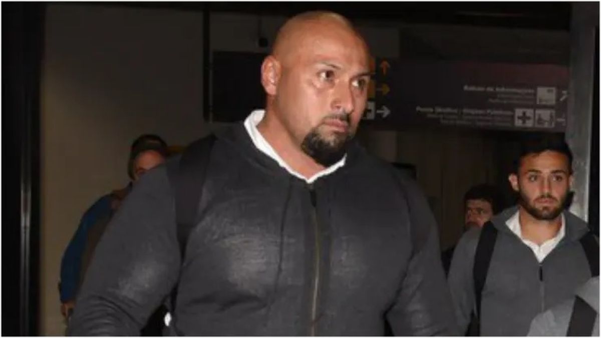 ¡Papelón! La repudiable reacción del guardaespaldas de River con los hinchas que reprobaron a ...