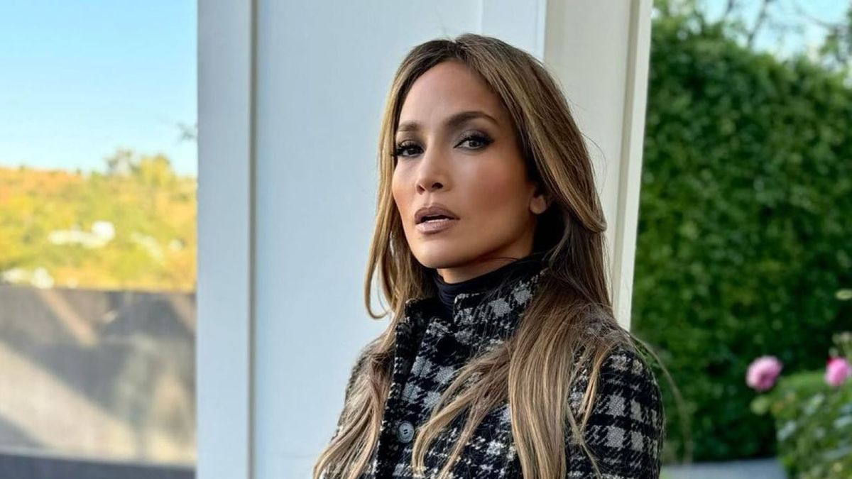 Jennifer Lopez sorprende con un vestido casi transparente a sus 55 años