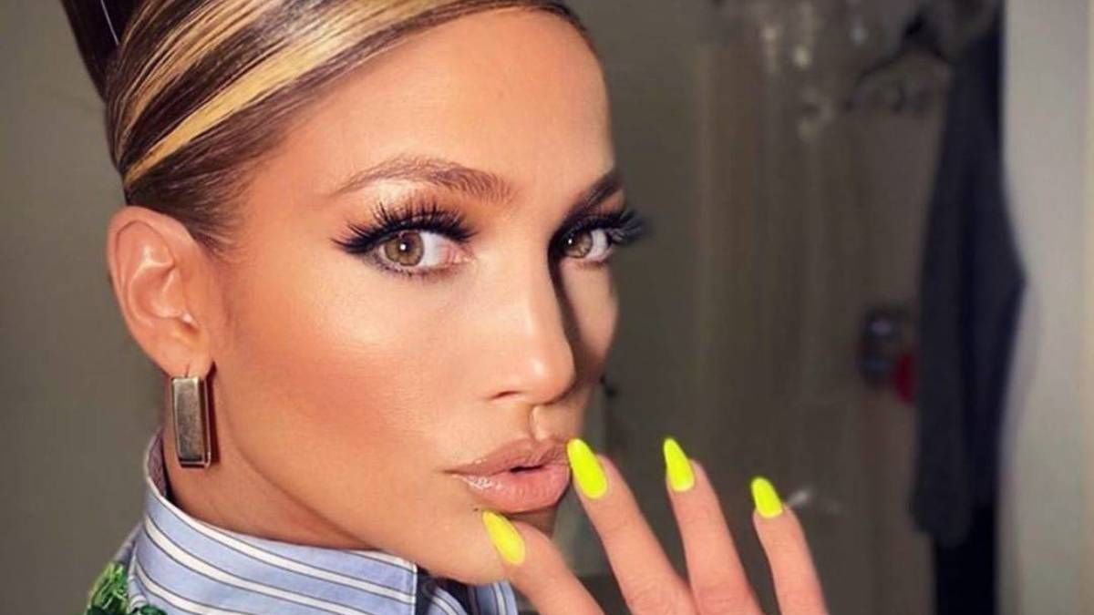 Transparente: JLo muestra sus atributos y deja poco a la imaginación