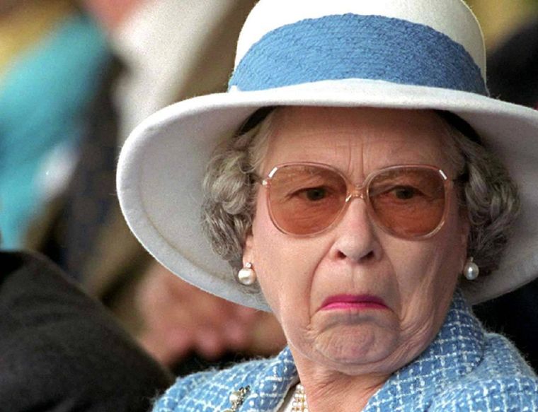 La reina Isabel II pasa desapercibida y reacciona de una manera inesperada