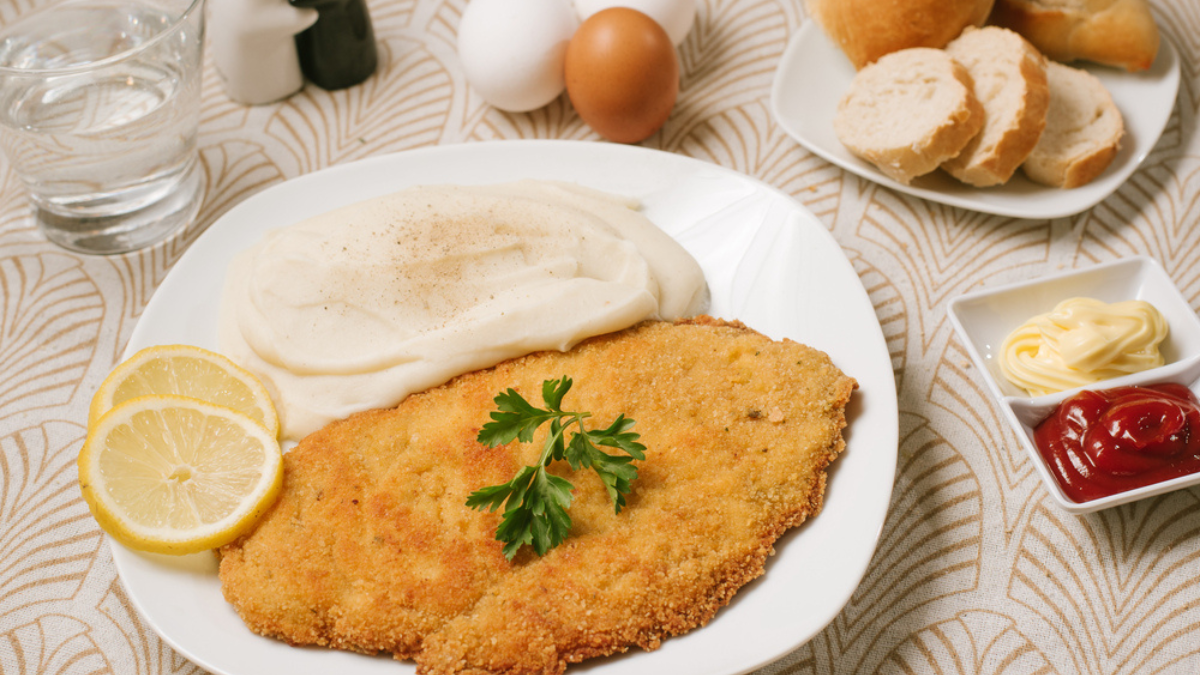 Deleita a grandes y chicos con estas deliciosas milanesas de pollo con puré
