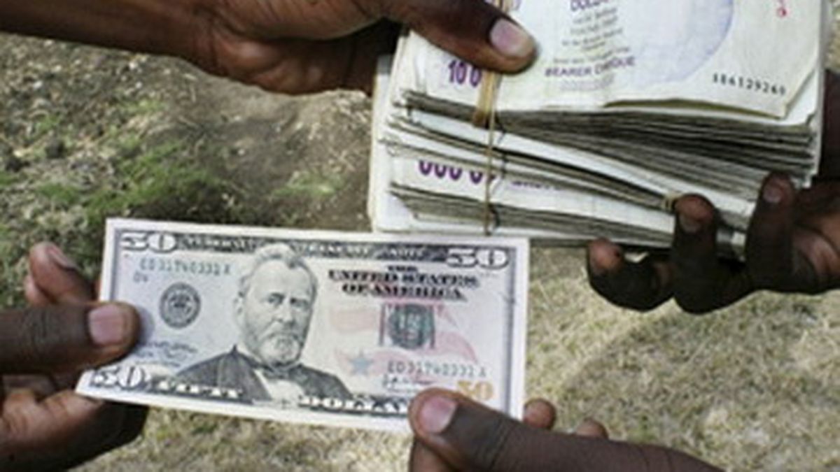 Zimbabue: los billetes de 100 billones que valen U$S5