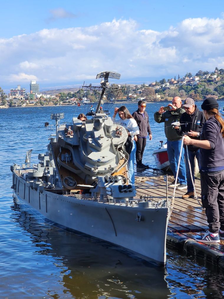 Una réplica del crucero ARA General Belgrano surcó las aguas del lago ...