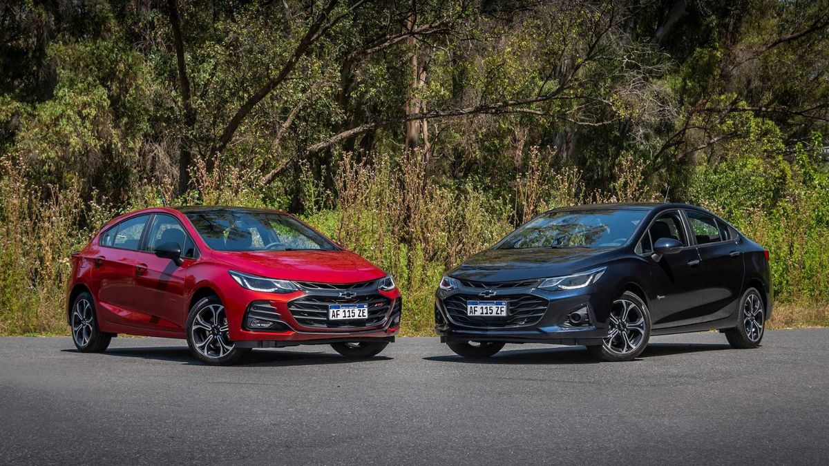 Chevrolet suma versiones a la gama del Cruze argentino: los precios
