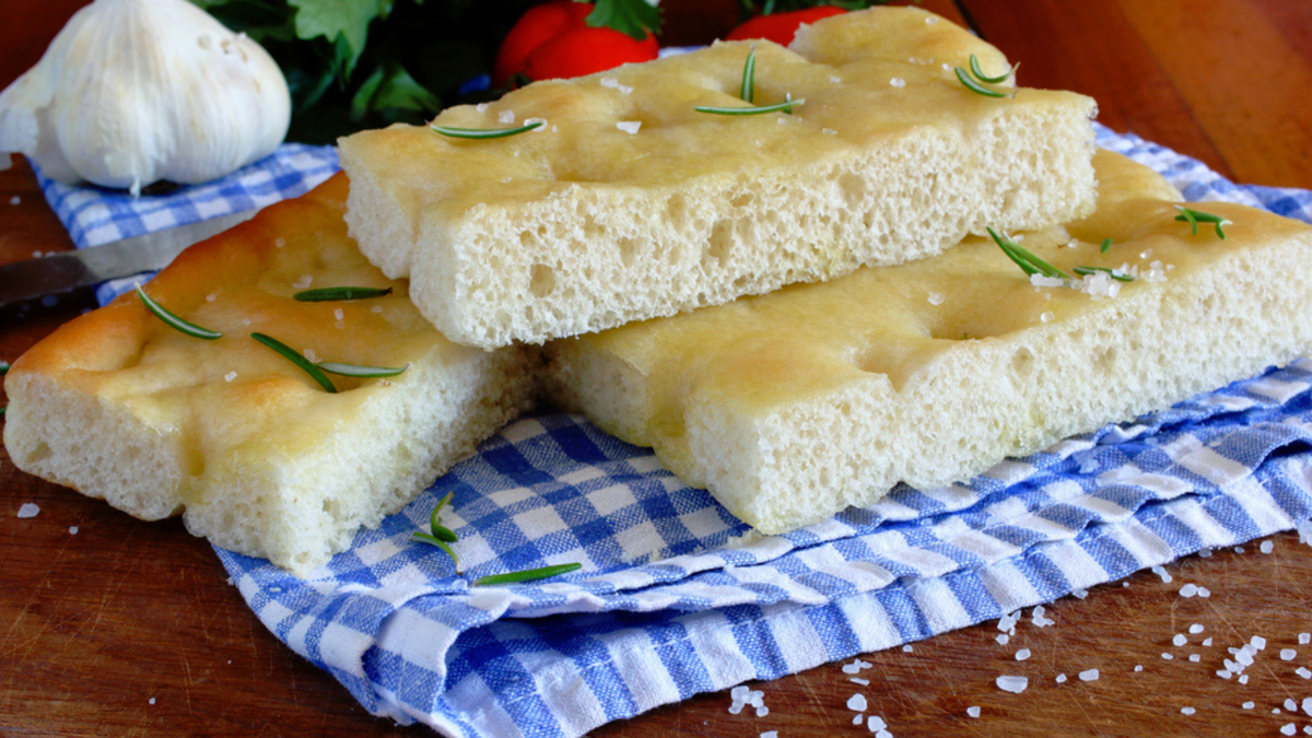 Receta de focaccia con romero y sal gruesa paso a paso
