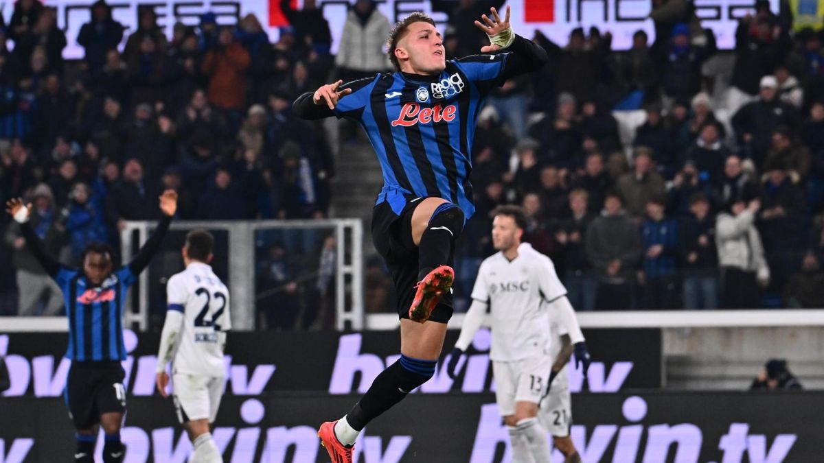 Mateo Retegui marcó un golazo pero Atalanta cayó 3-2 frente al líder Napoli en un duelo vibrante