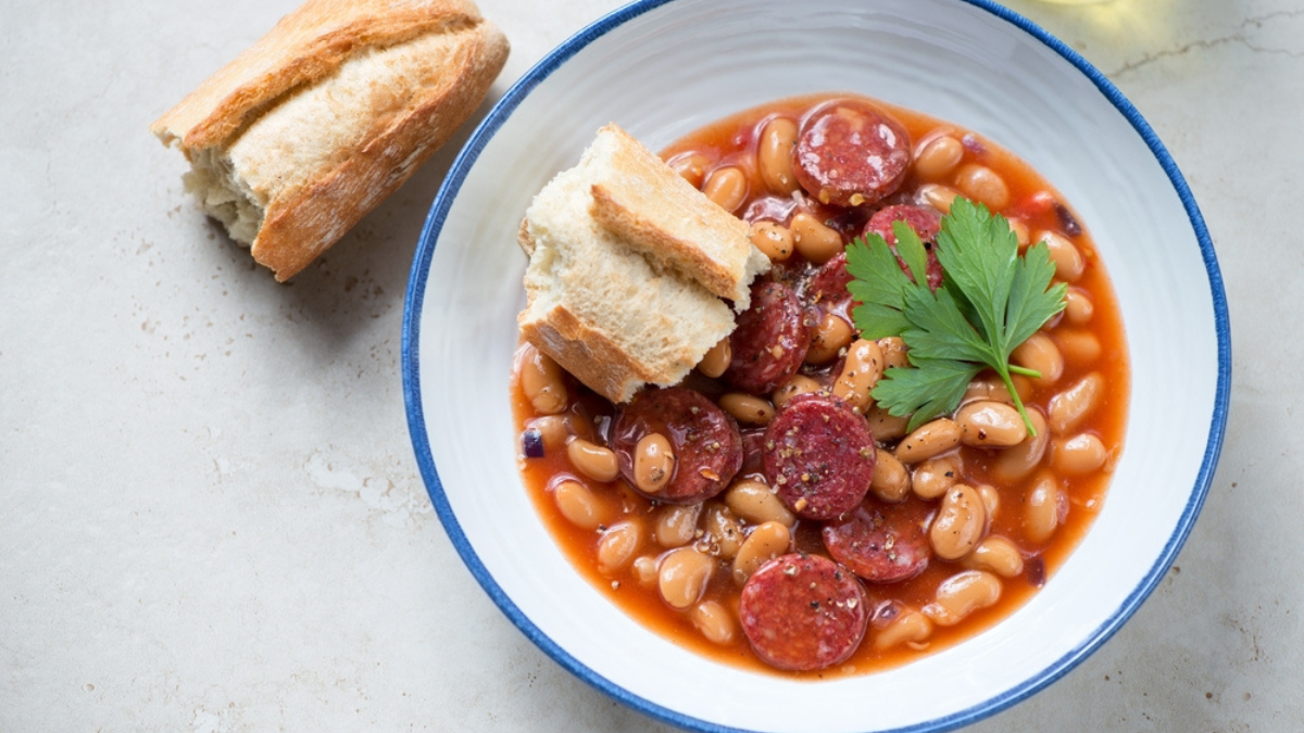Receta de porotos con chorizo: el clásico guiso argentino paso a paso