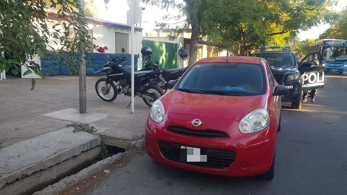 Los Descubrieron A Bordo De Un Auto Robado Y Llevaban Algo Que Los Complicó