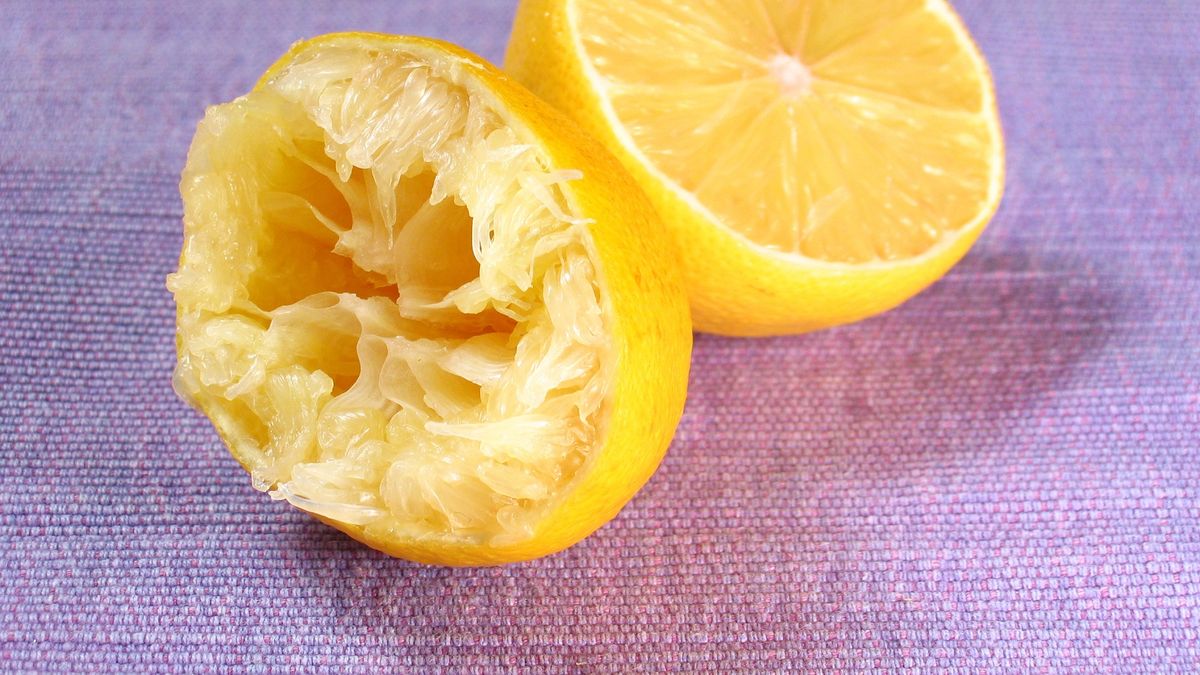 Exprimir un limón usado al máximo: el truco de 30 segundos que salva ...