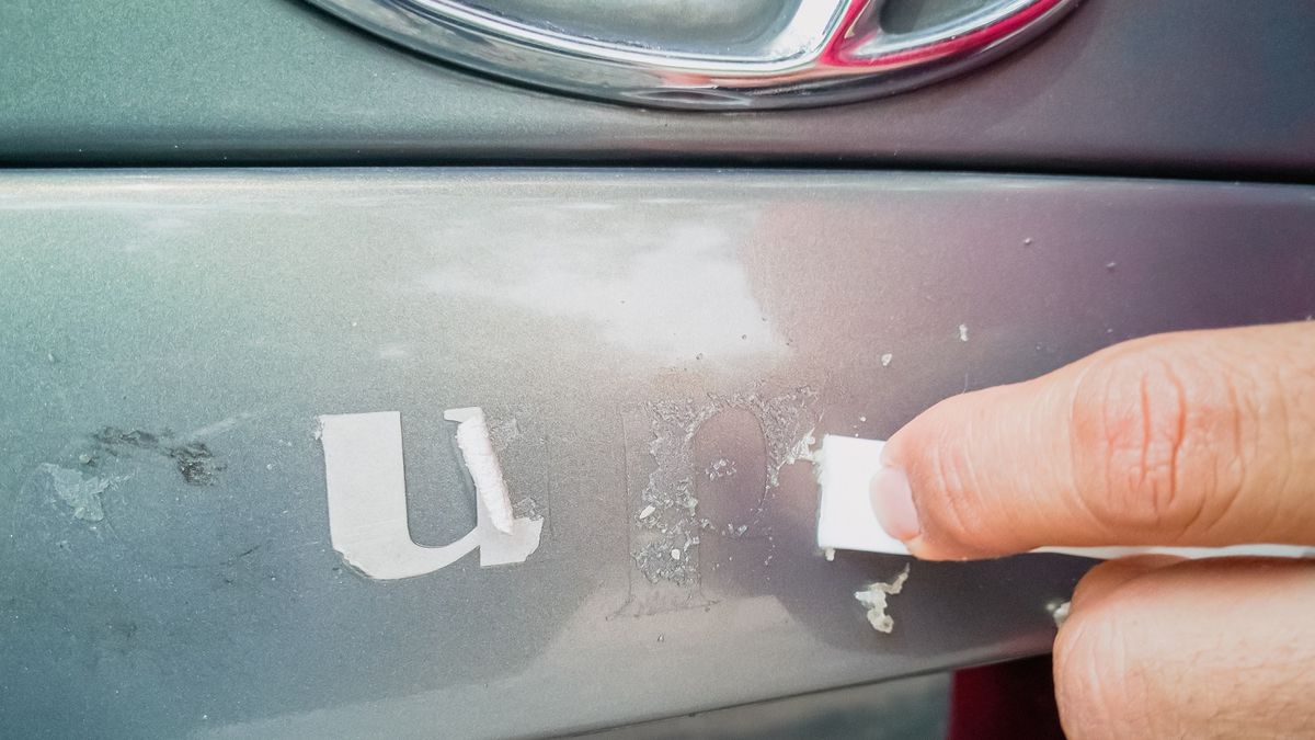 Asombroso, este es el truco de limpieza para quitar etiquetas sin que queden restos de pegamento