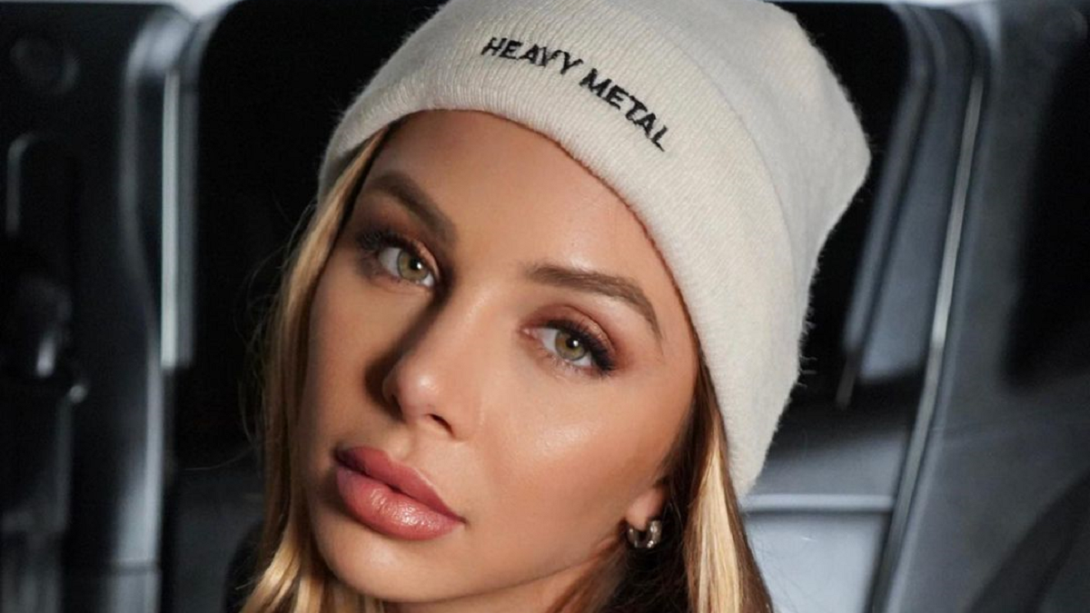 Romina Malaspina posa en el asiento trasero del auto y levanta la temperatura