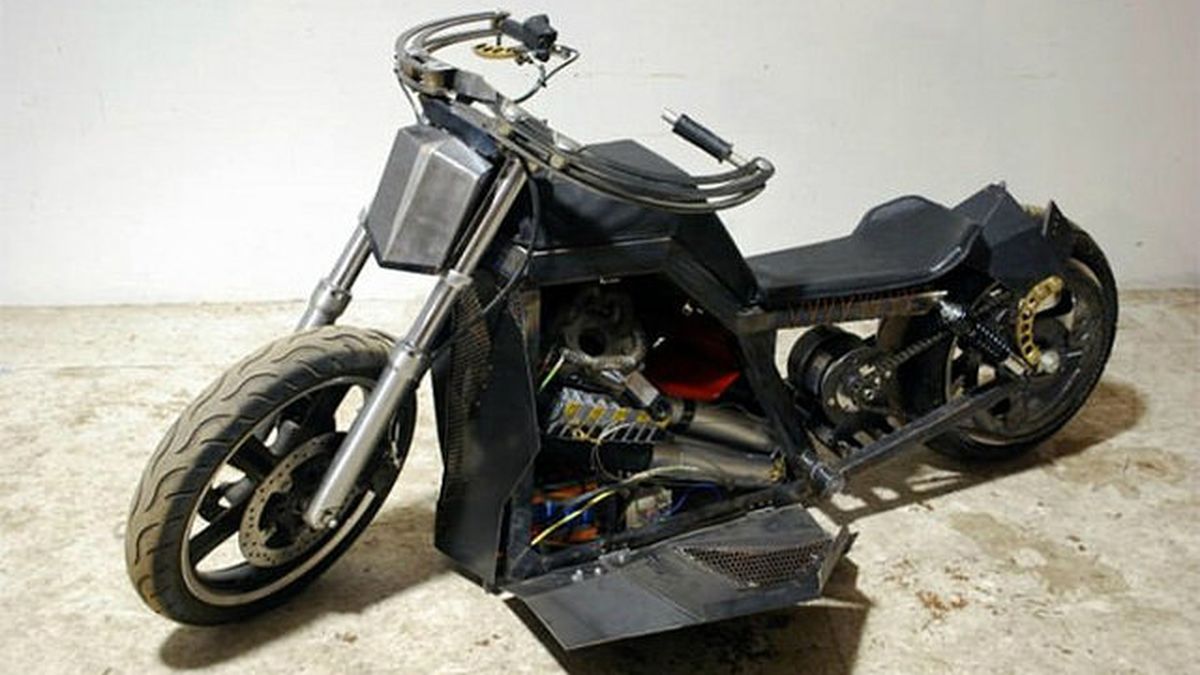 Crean una moto que anda con energía solar y eólica