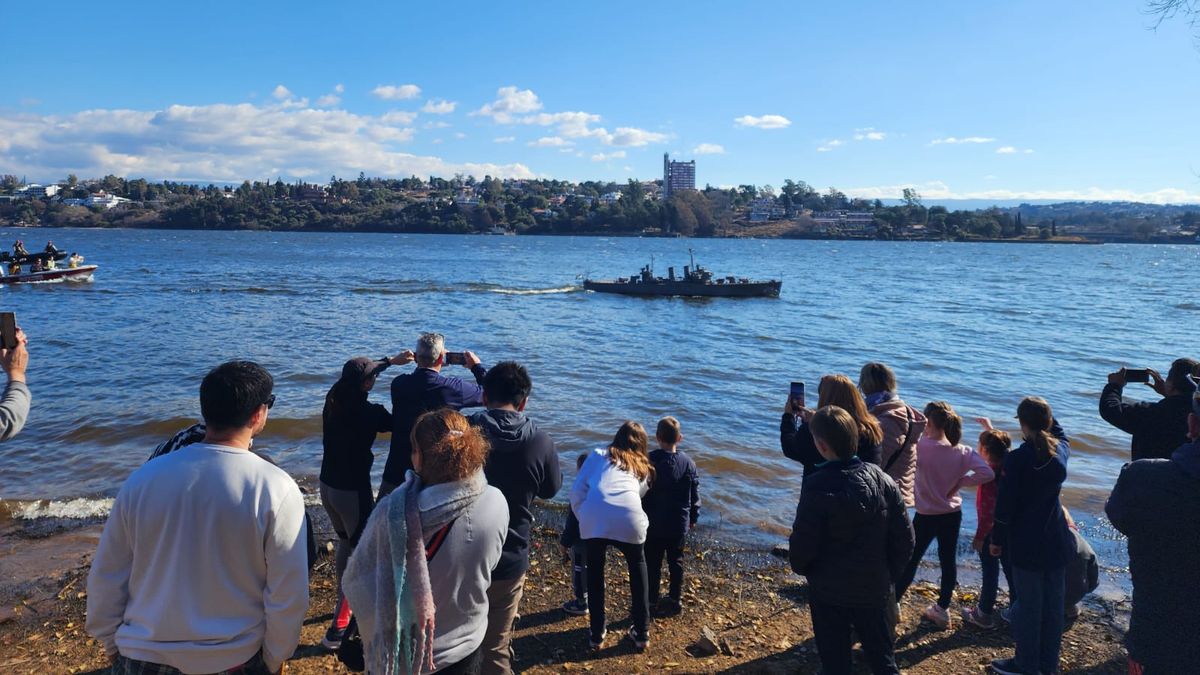 Una réplica del crucero ARA General Belgrano surcó las aguas del lago ...