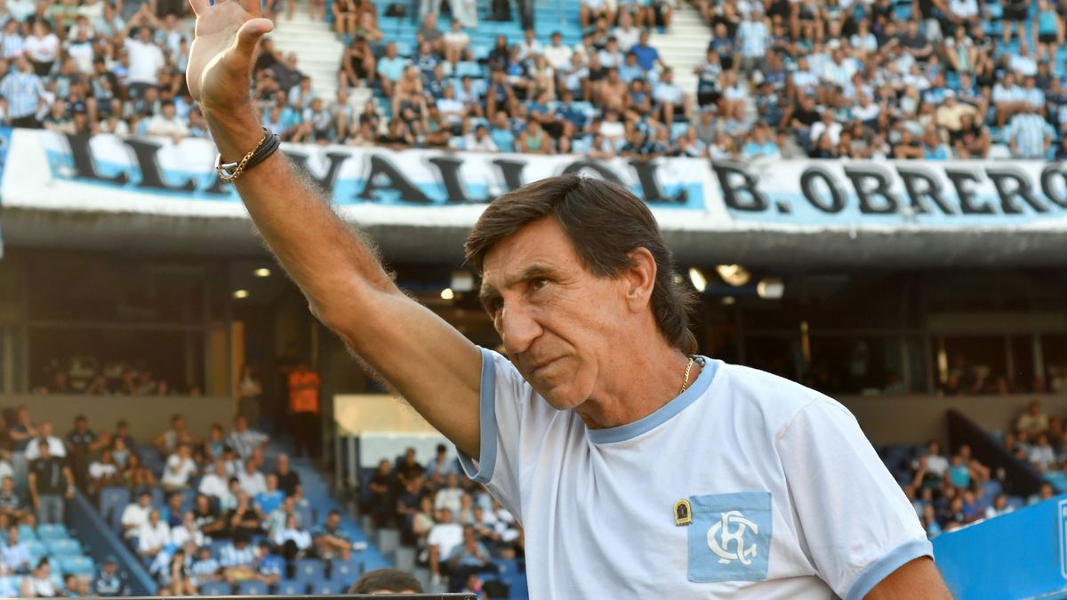 El mensaje político de Costas tras la primera victoria de Racing ...