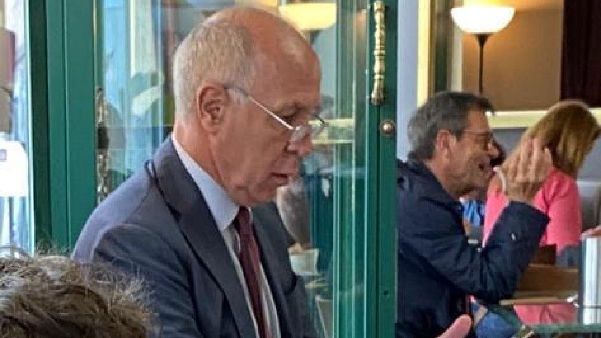 Relajado en un café: la foto en Roma del juez de la Corte Suprema que ...