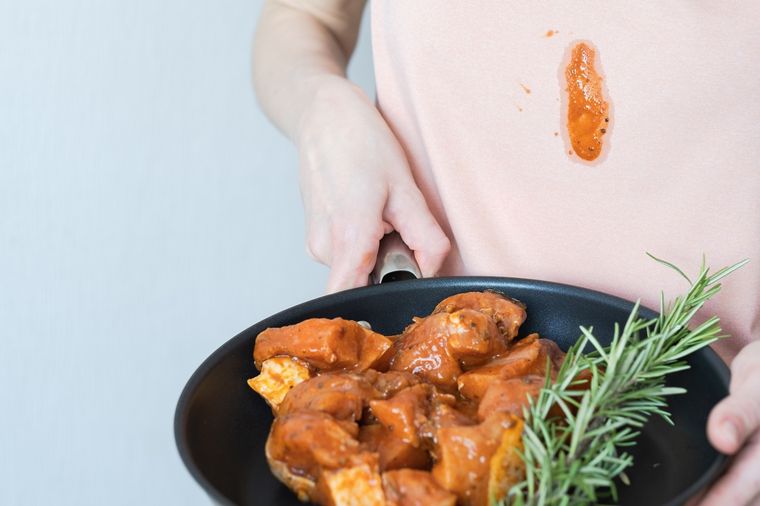 El trucazo casero para eliminar las manchas de tomate de la ropa