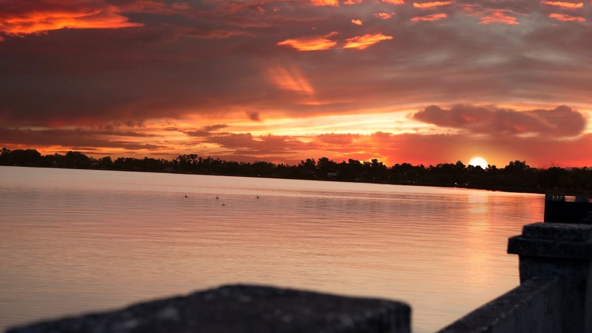El tranquilo e histórico pueblo junto a una laguna que es ideal para ...
