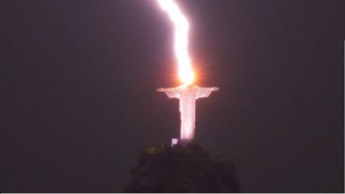 Impactante: el momento exacto en que un rayo golpea la cabeza del ...