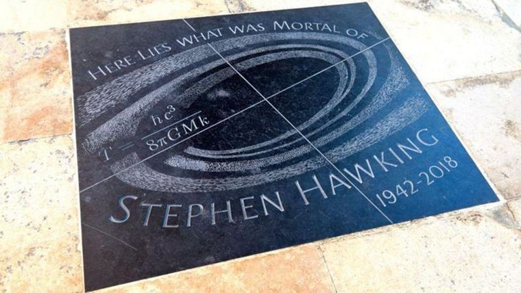 ¿Qué significa la ecuación en la tumba de Stephen Hawking?