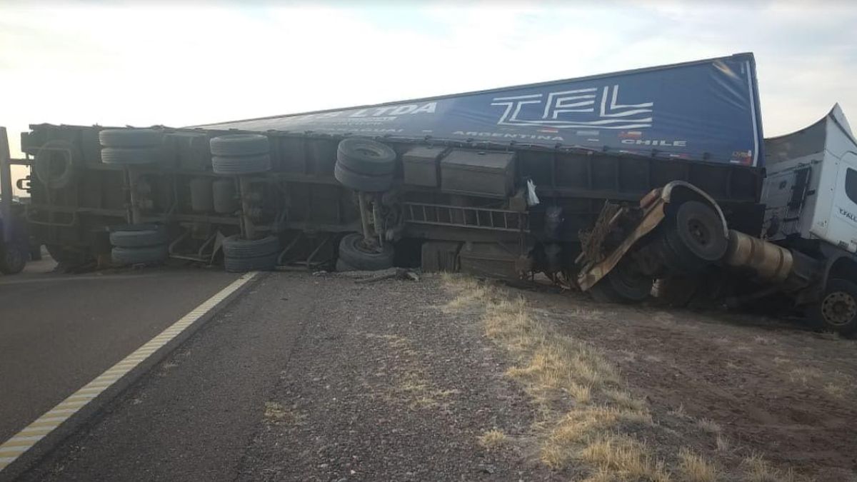 Espectacular vuelco de camiones en Santa Rosa