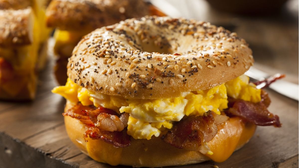 Sándwich de huevo y bacon: un desayuno diferente