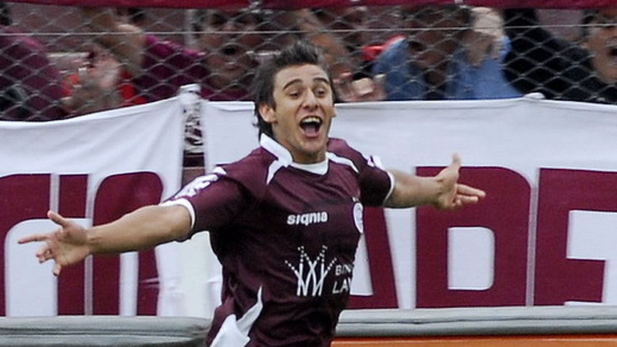 Salvio llegó a Madrid para firmar por el Atlético