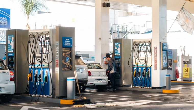 ¿Baja la nafta?: la decisión que podría tomar YPF en el precio de sus combustibles