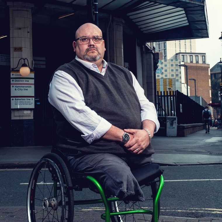 Miré a los ojos del hombre que se inmoló en el metro delante de mí y ...