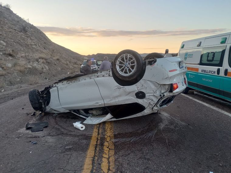 Fuerte accidente en alta montaña: un auto volcó en la zona de Agua de ...