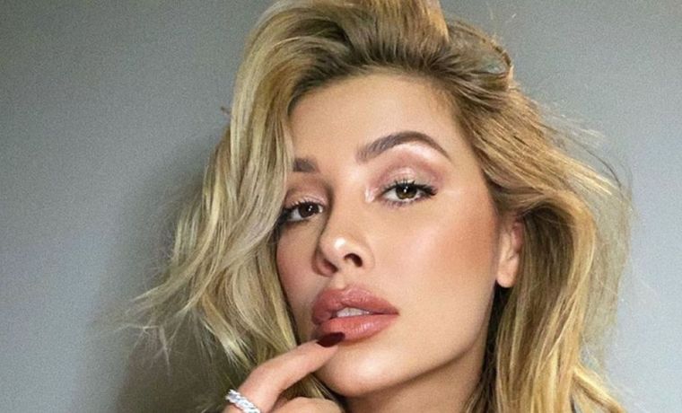 La hija de Luis Miguel deslumbra con un diminuto bikini y sacude las redes