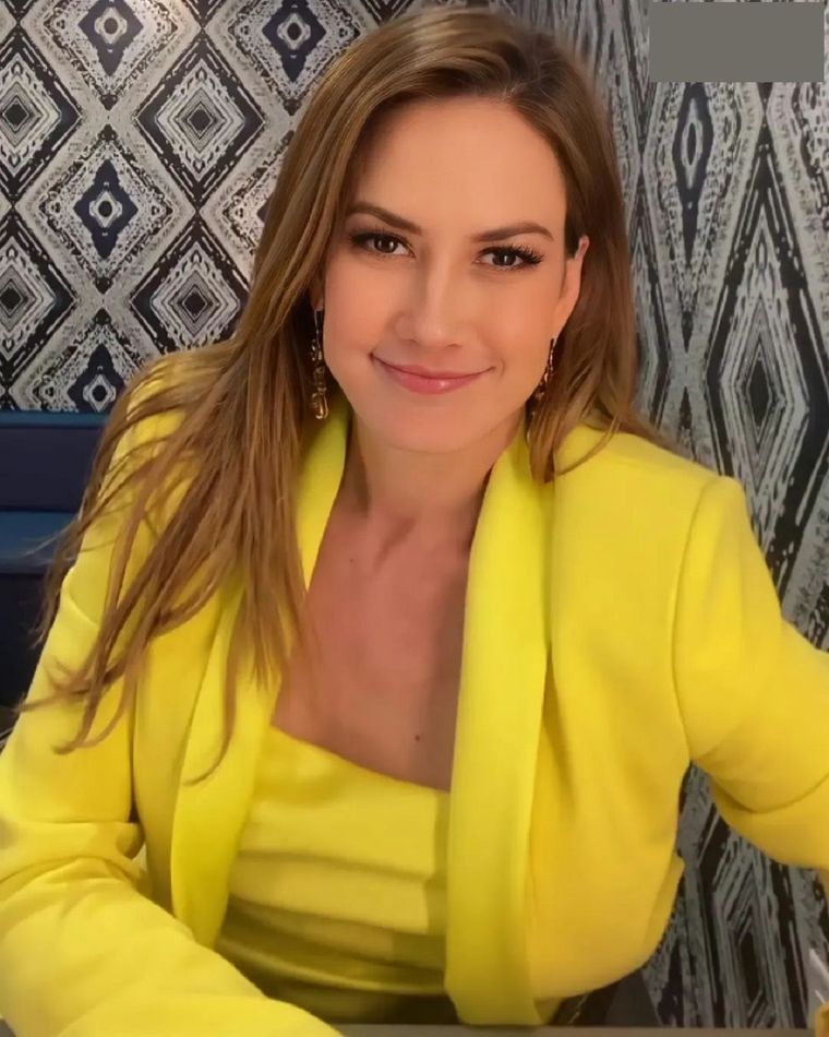 Altaír Jarabo luce una blusa abierta y enseña su hermosa silueta