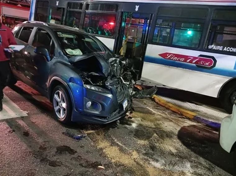 Brutal choque en Villa Urquiza entre un auto y un colectivo