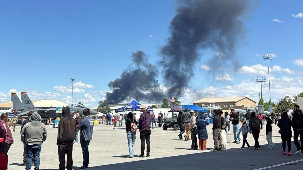 Impactante accidente aéreo: dos aviones militares chocaron en plena ...