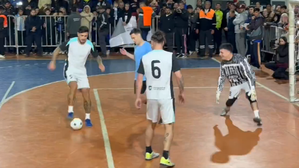 Junto a otros campeones del mundo, Leandro Paredes jugó en un evento benéfico: qué falta para su ...