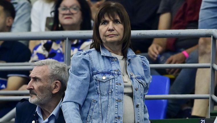 Patricia Bullrich aseguró que los 26 barras detenidos tendrán prohibido el ingreso a las canchas ...