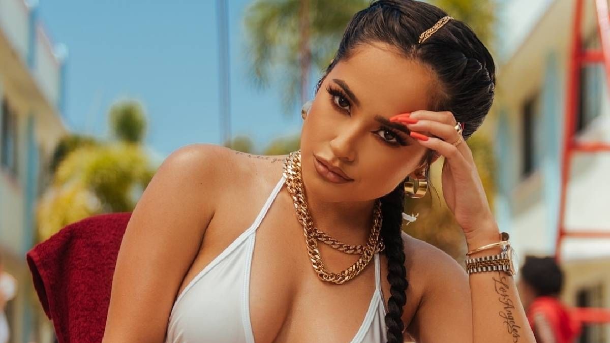 Desde el sillón, Becky G mostró toda su belleza con un catsuit que dejó Instagram encendido