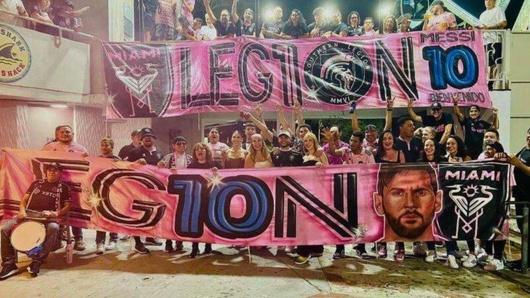 Folclore en Miami: quién es el argentino que pinta las banderas de la ...