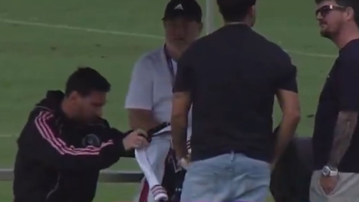 El gesto de Lionel Messi al recibir una camiseta de River en plena ...