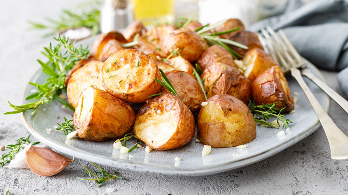 Papas rústicas al horno con romero y pimentón: una receta deliciosa