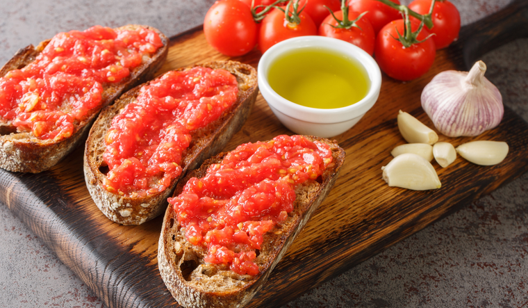 Con solo cinco ingredies prepara un delicioso pan con tomate español