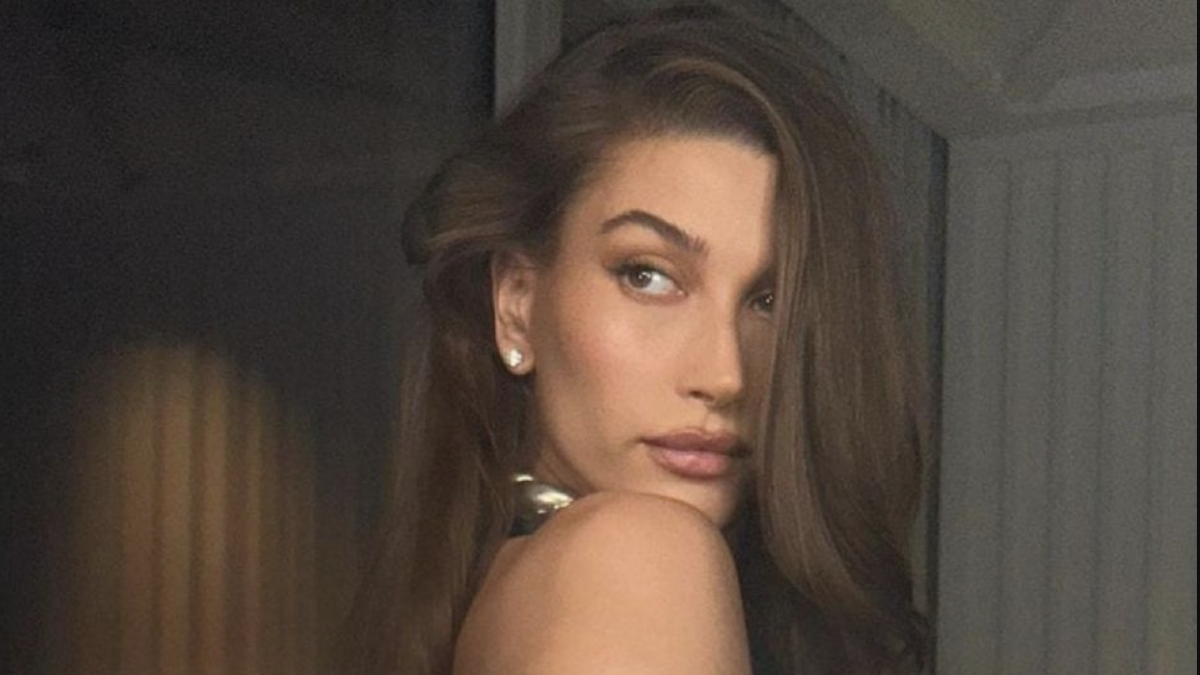 Hailey Bieber presume su figura de modelo posando en trikini