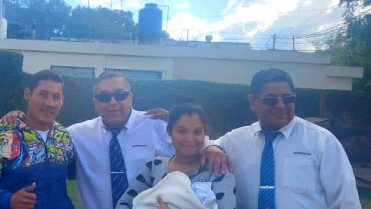 Tuvo a su bebé en un colectivo y fue asistida por los choferes en la ...