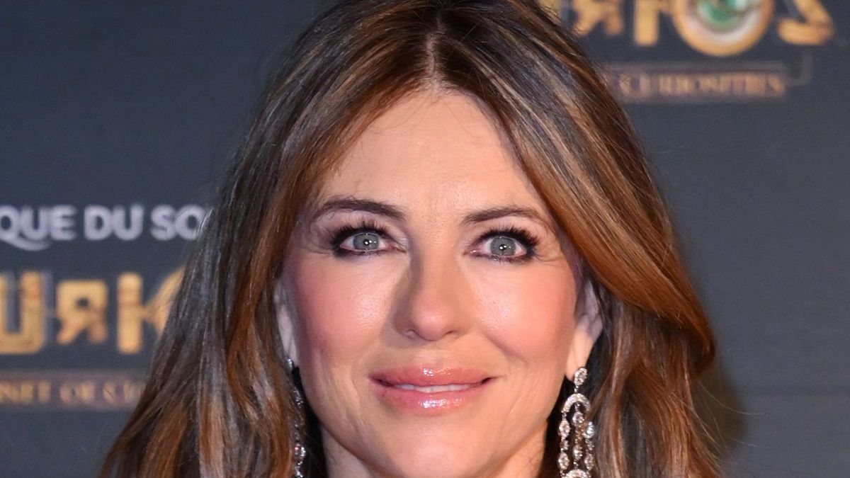 A sus 58 años, Elizabeth Hurley desarma las redes con encajes y ...