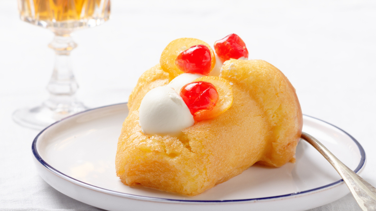 Receta clásica de babà al ron: ¡disfruta de un festín de sabor!